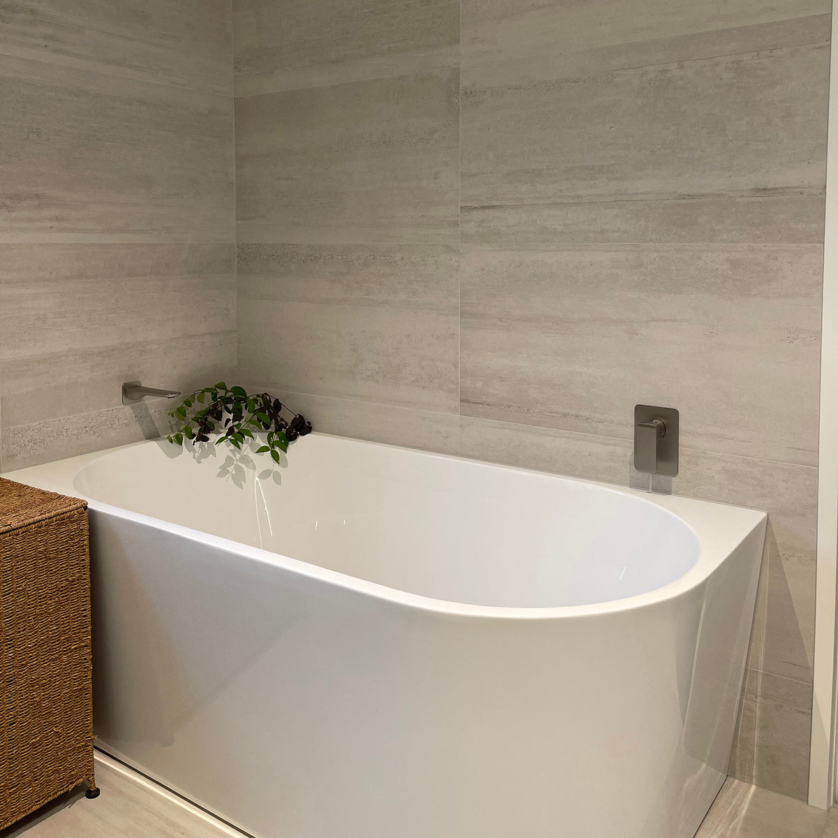 PLUMBLINE TONDO CORNER BATHS LH OR RH - 2 SIZES – Elite Bathroomware